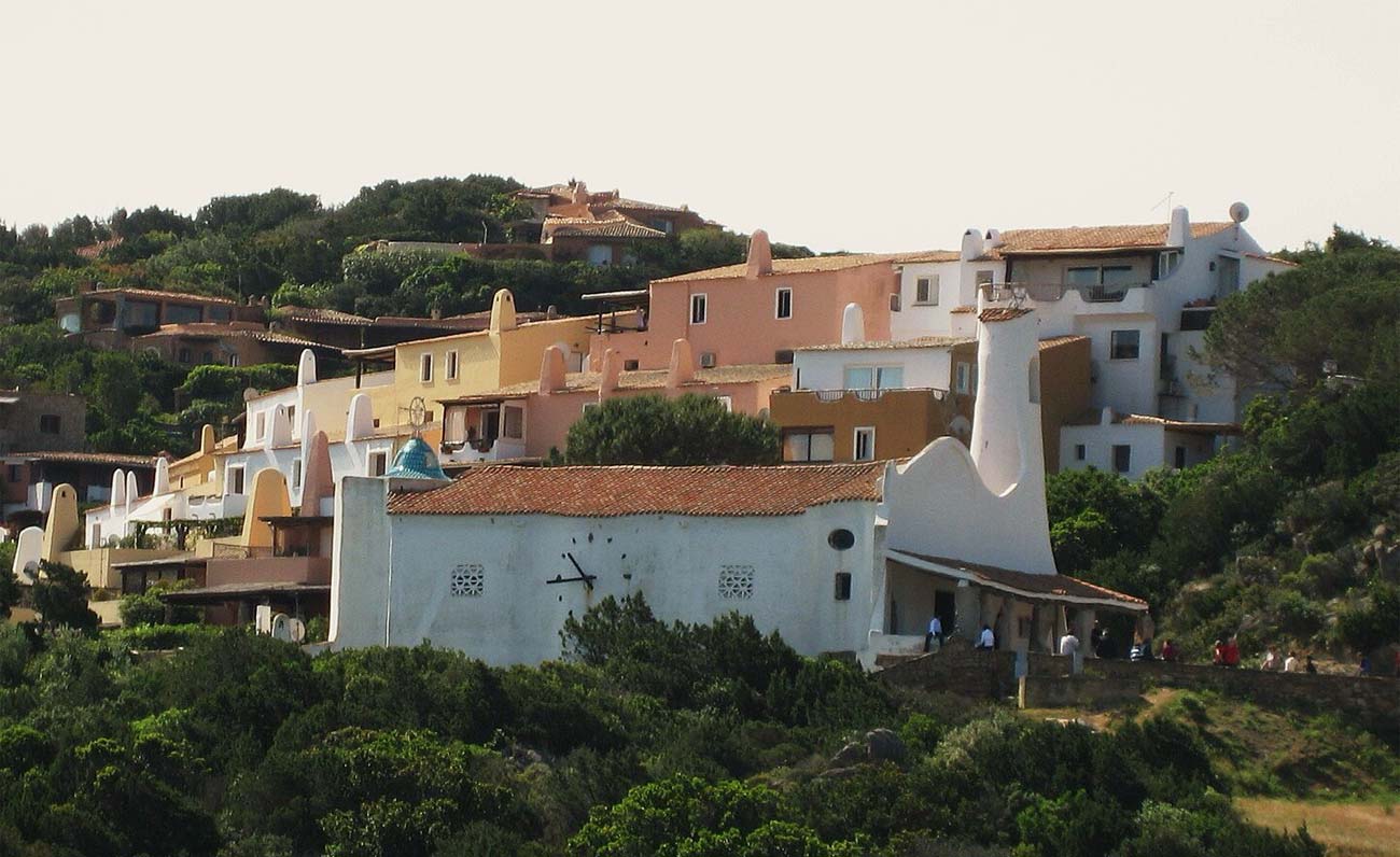 Il borgo di Sa Conca, firmato da Michele Busiri Vici e il figlio Giancarlo